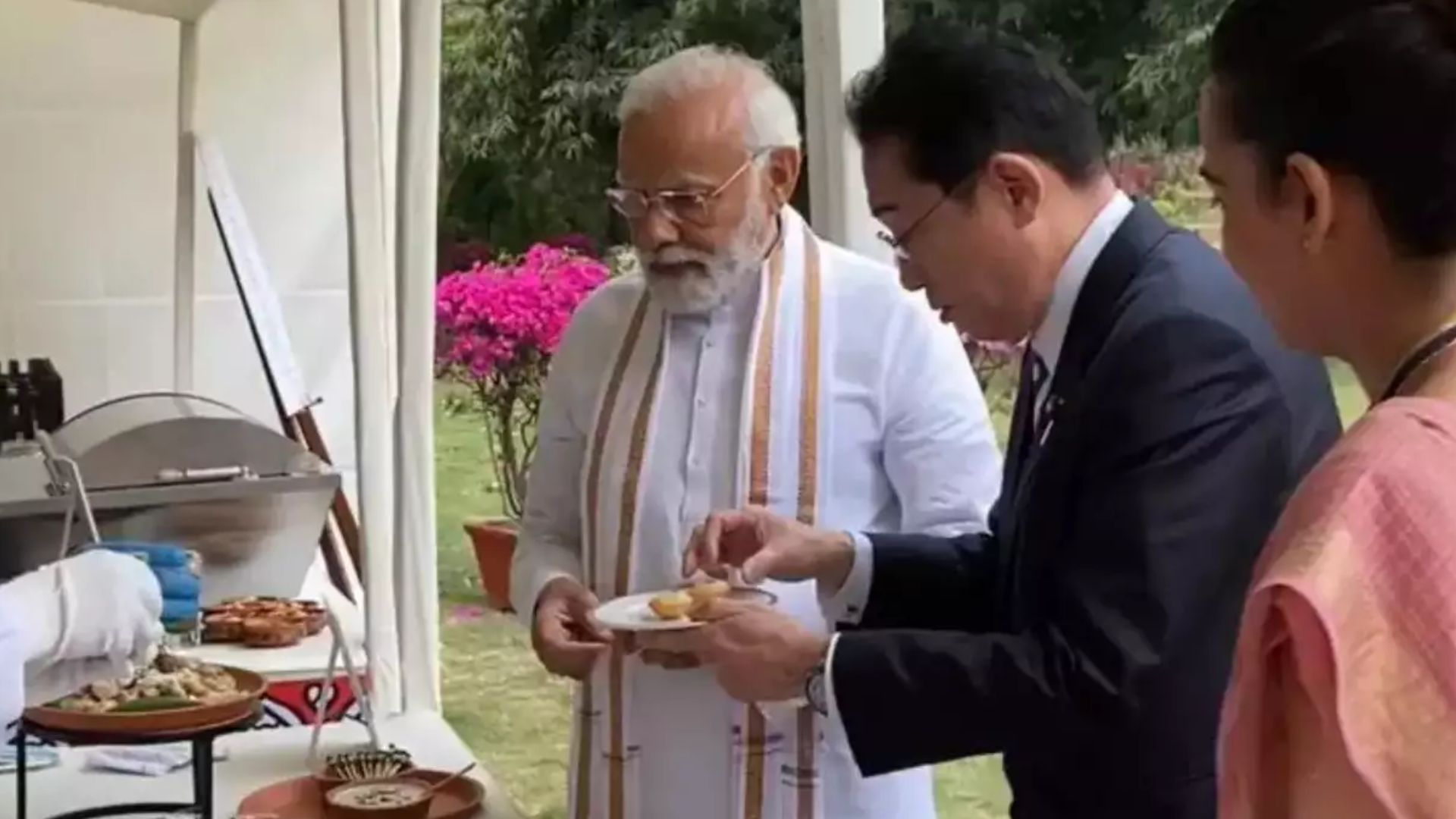Japan PM Fumio Kishida Eats Pani Puri During His Visit To India; PM ...